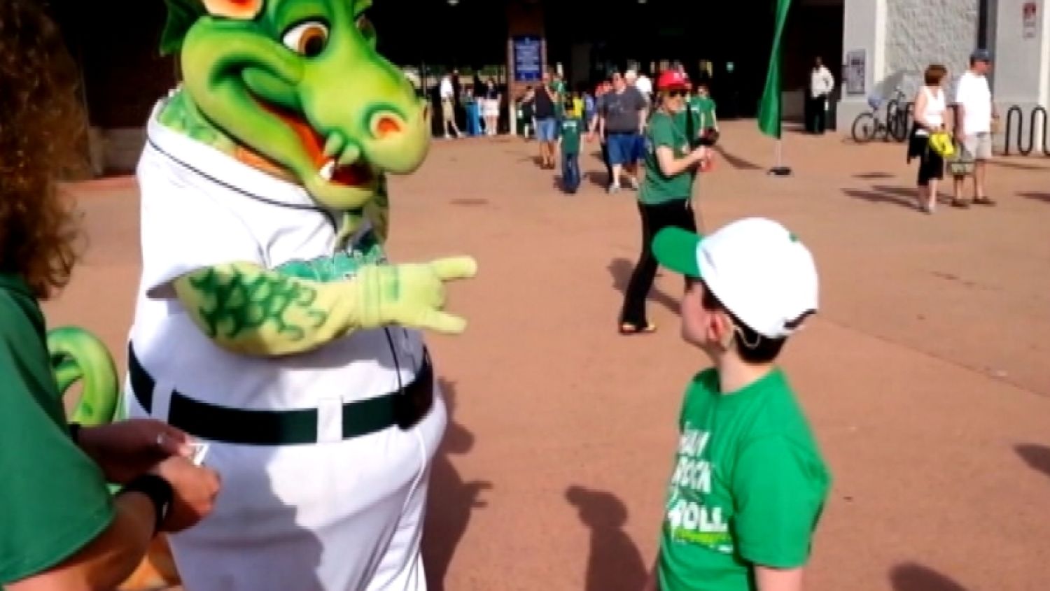 Boy has heartwarming meeting with mascot | 11alive.com