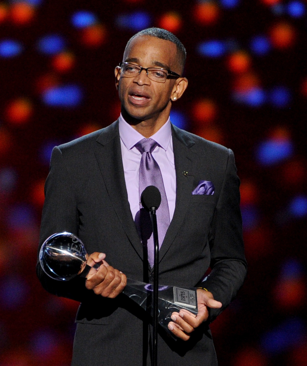 ESPN's Stuart Scott dies after lengthy battle with cancer | 11alive.com