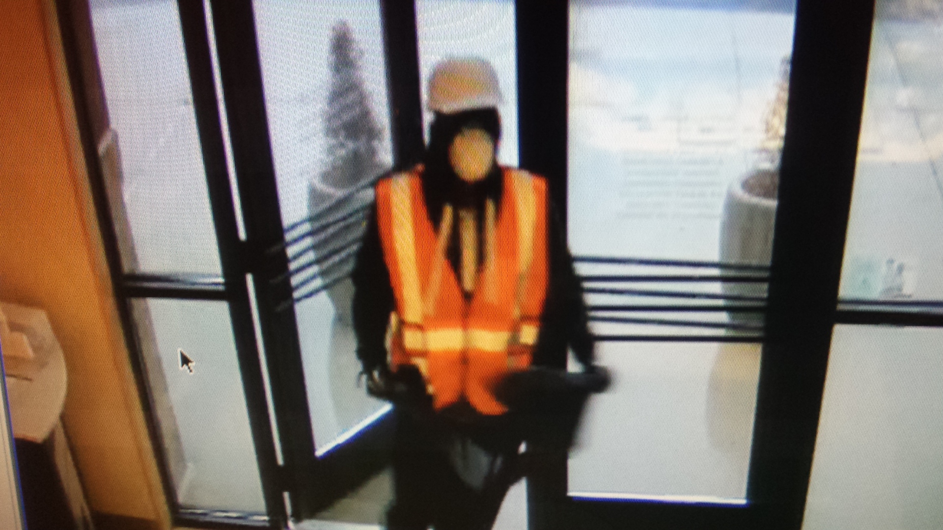 Suspects in hard hats rob jewelry store | 11alive.com