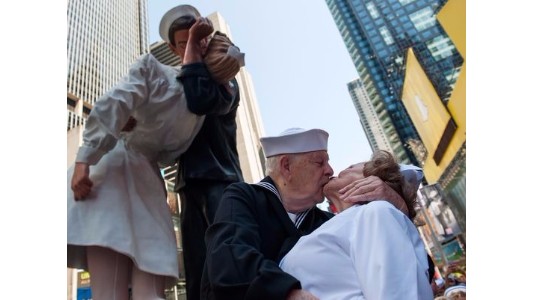Woman in iconic WWII Times Square kissing photo dies | 11alive.com