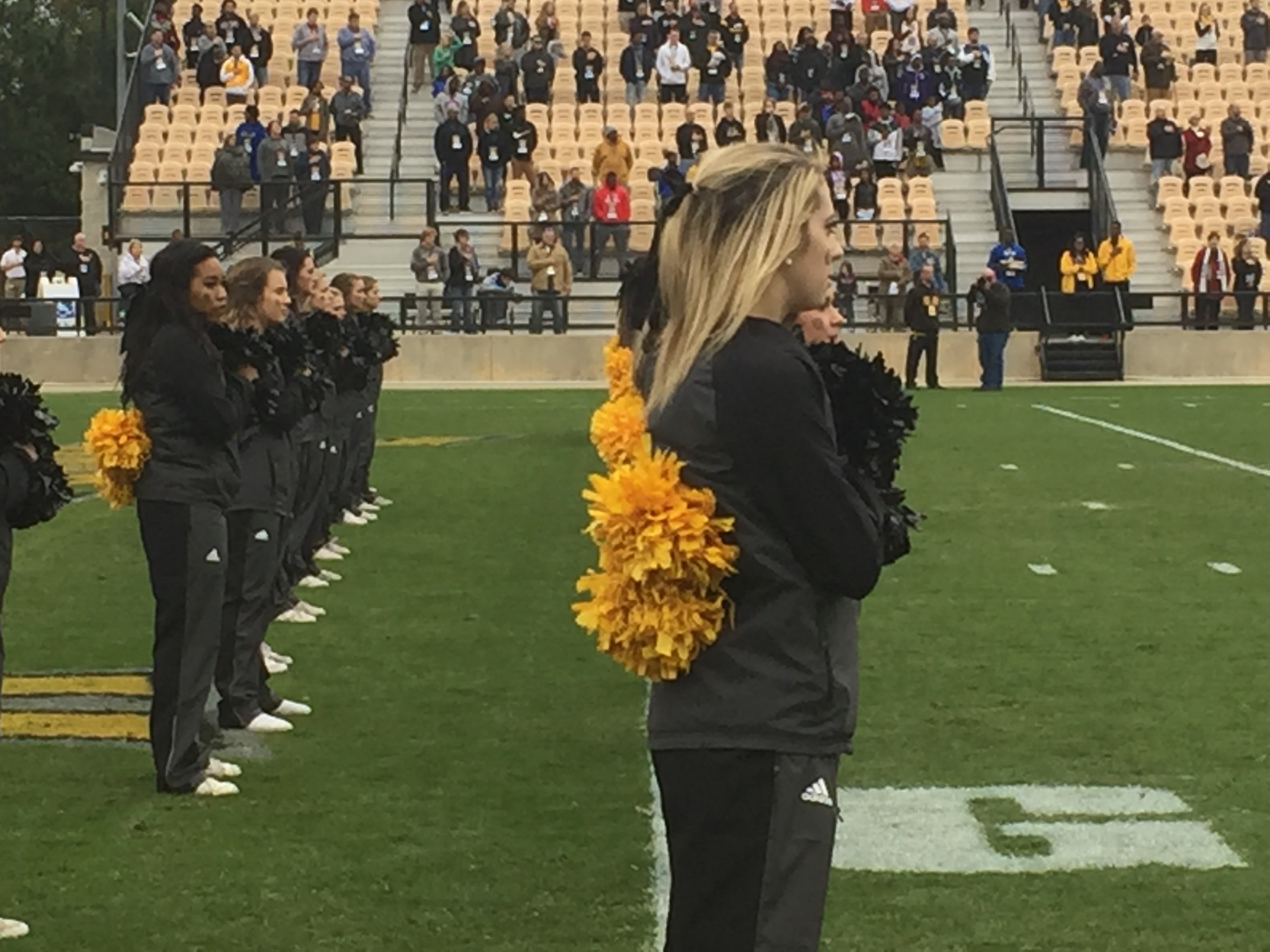 Kennesaw State cheerleaders stand for national anthem | 11alive.com